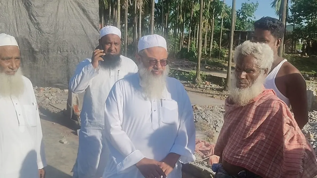 Maulana Mahmood Madani visits relief camps in Assam, says 'Our fight is ...