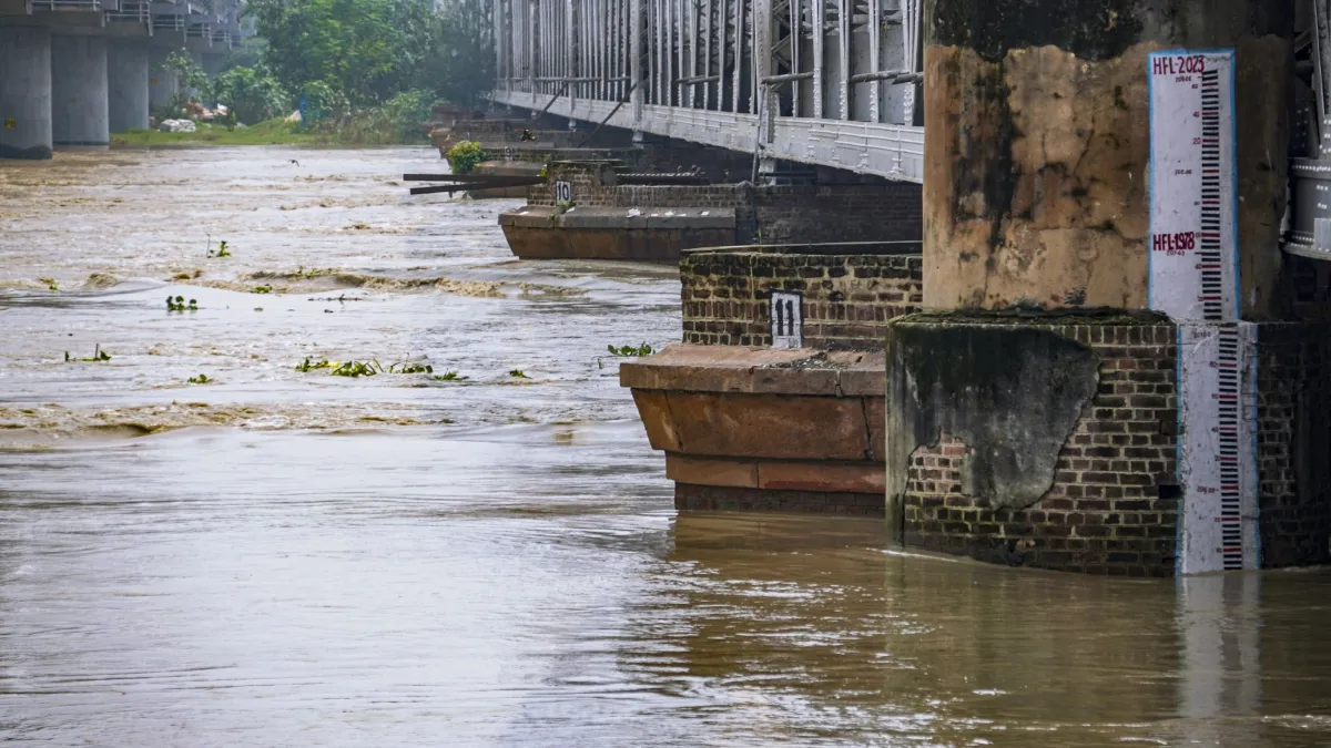 Delhi's Old Railway Bridge to be closed from today amid rising water level in Yamuna, govt ...