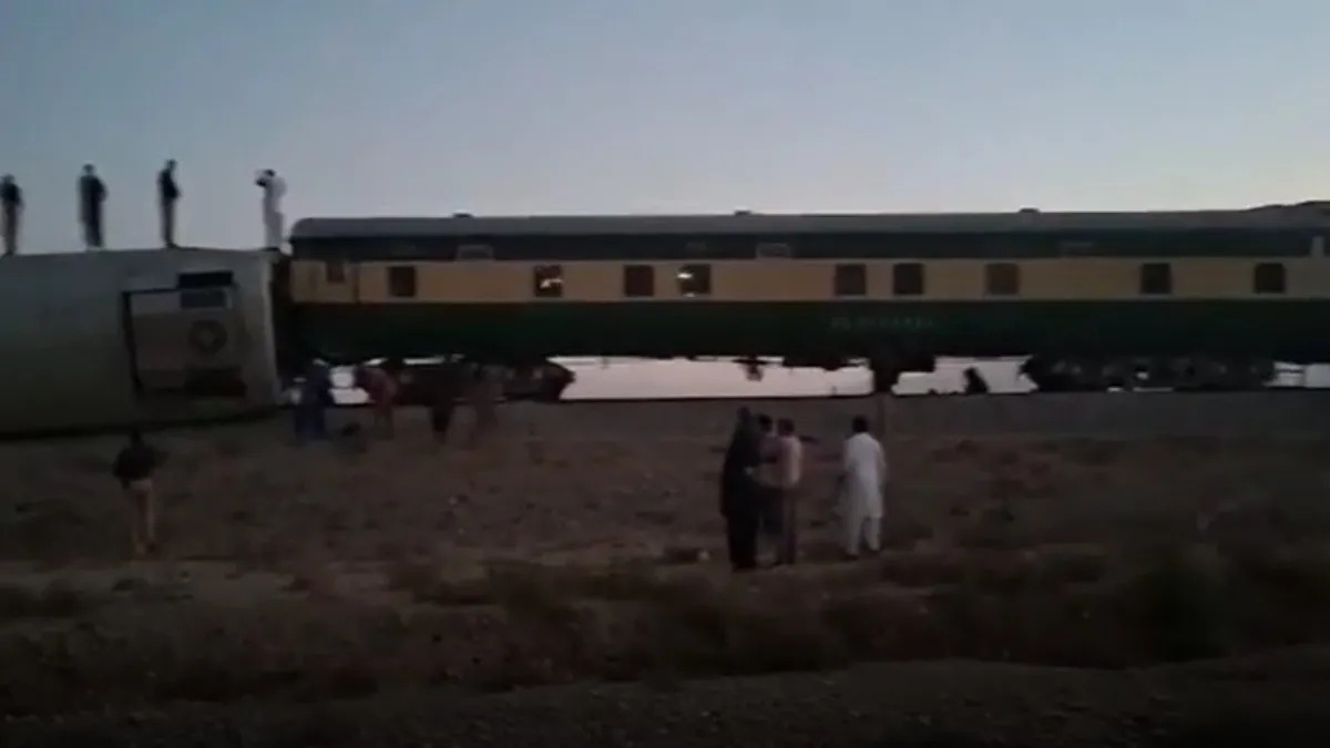 Pakistan's Jaffar Express derails after blast in Balochistan's Mastung ...
