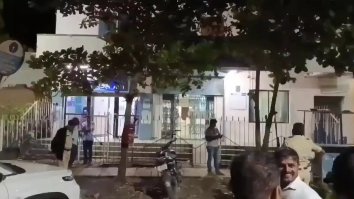 Robbers in military uniform loot SBI branch in Karnataka, flee with ...