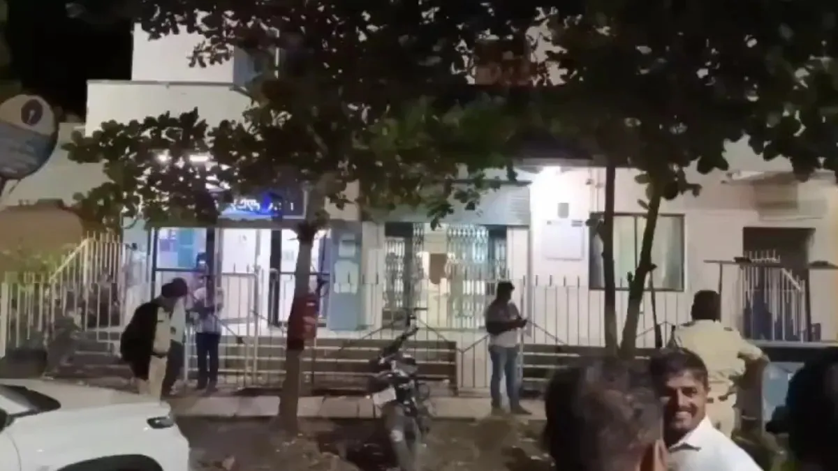 Robbers in military uniform loot SBI branch in Karnataka, flee with ...