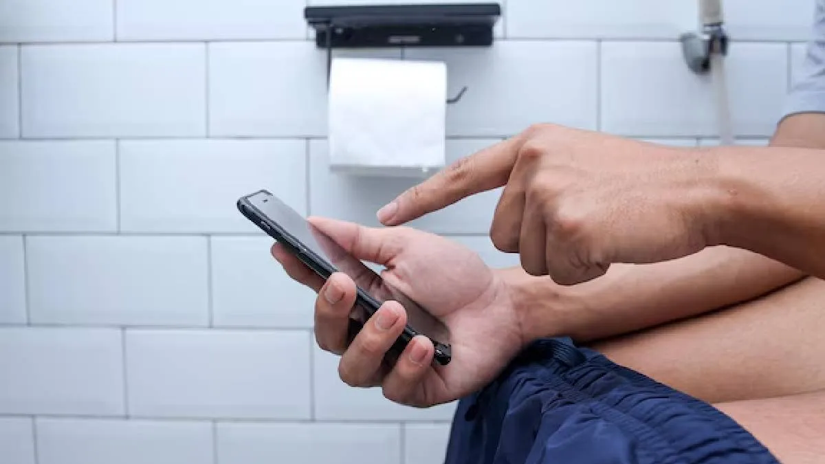 Using your phone on toilet? Here's why you are at greater risk of piles | Technology News – India TV