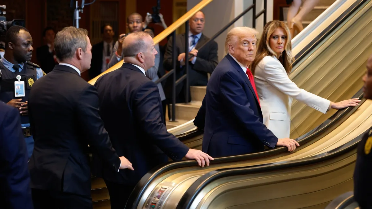 Escalator at UN stops the moment Donald Trump, Melania step on it ...