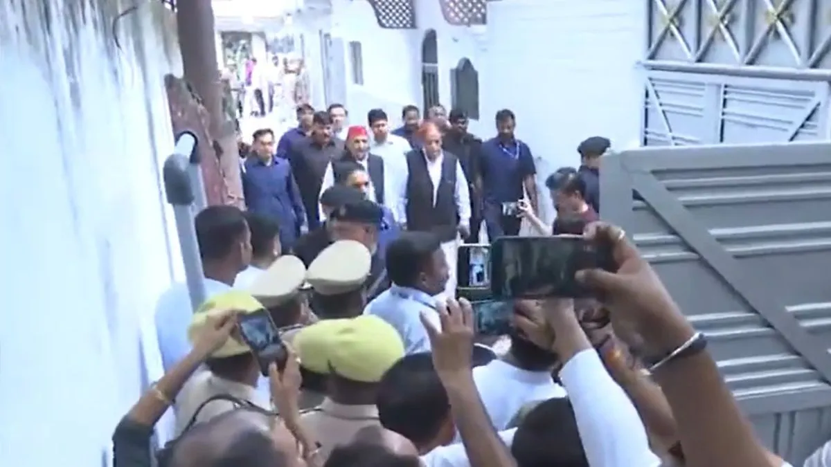 Akhilesh Yadav meets Azam Khan in Rampur amid rumours of him joining BSP | Uttar-pradesh News ...