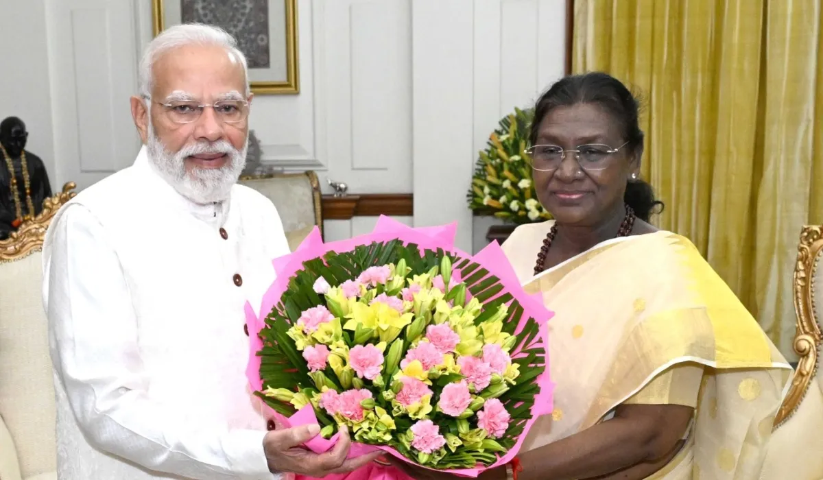 PM Modi meets President Droupadi Murmu at Rashtrapati Bhavan to share ...