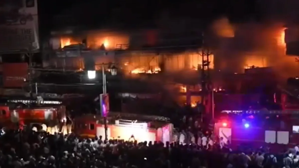 Massive fire breaks out at shopping complex in Kerala's Kannur, several shops gutted | Video ...