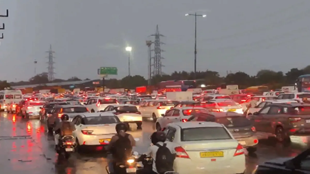 Massive traffic jam on Delhi-Gurgaon expressway after heavy rains; commuters stuck | VIDEO ...