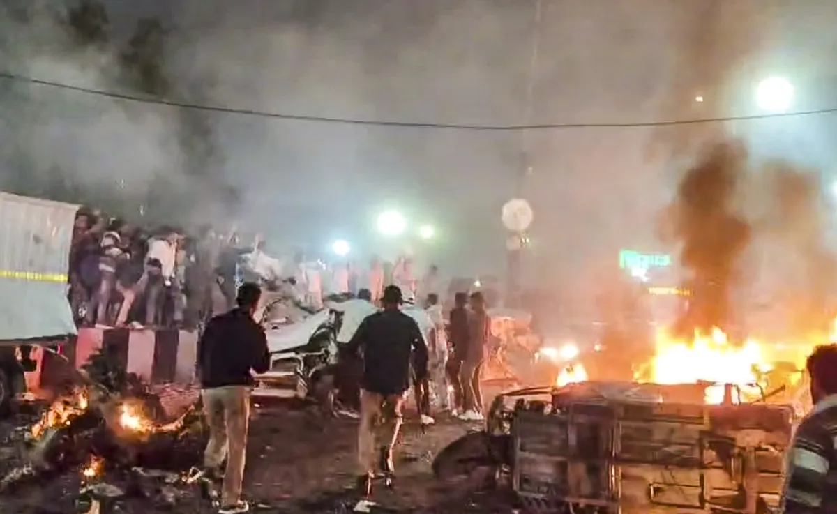 High alert sounded in Delhi after explosion near Red Fort metro station ...