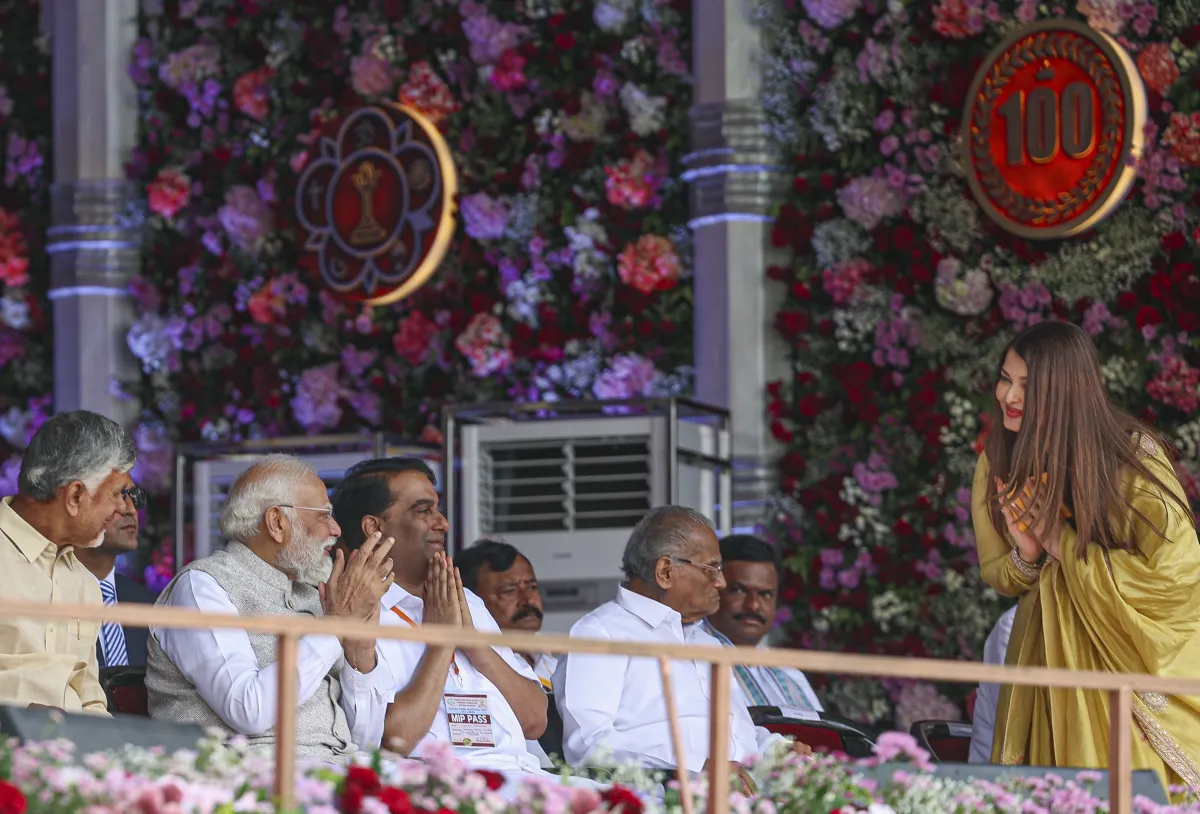 Aishwarya Rai touches PM Modi's feet at Andhra event, delivers speech ...