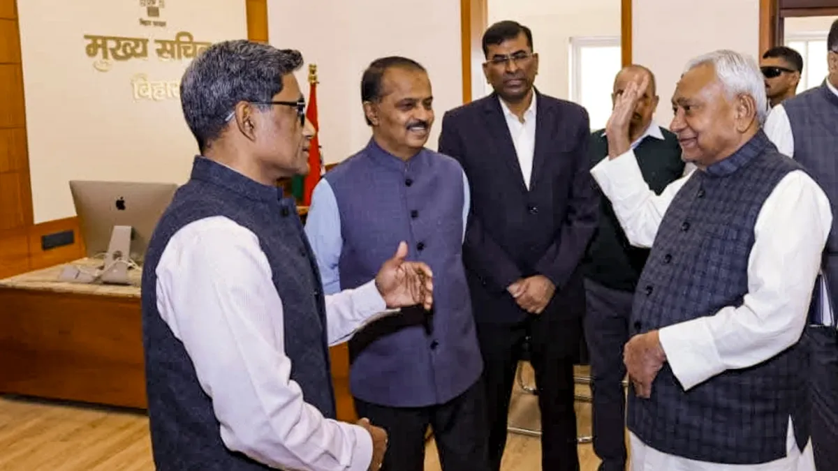 Bihar CM Nitish Kumar makes surprise inspection of Chief Secretariat in Patna | Video | Bihar ...