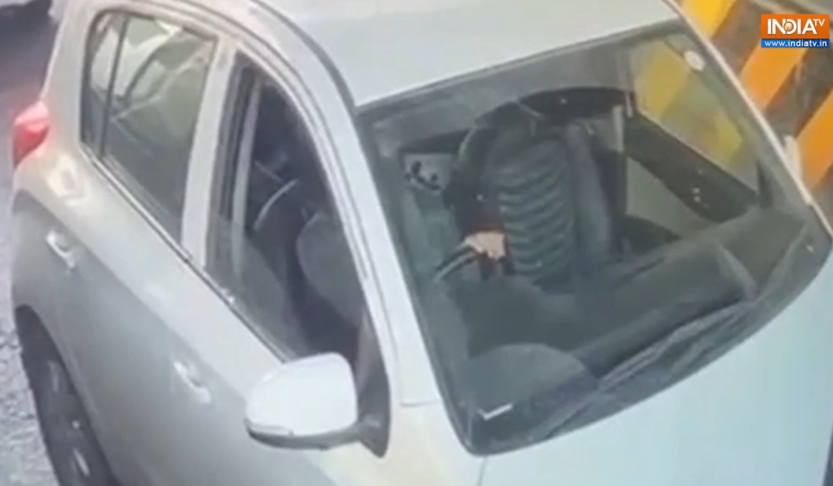 Delhi blast: Fresh CCTV footage shows suspect alone in i20 car before ...