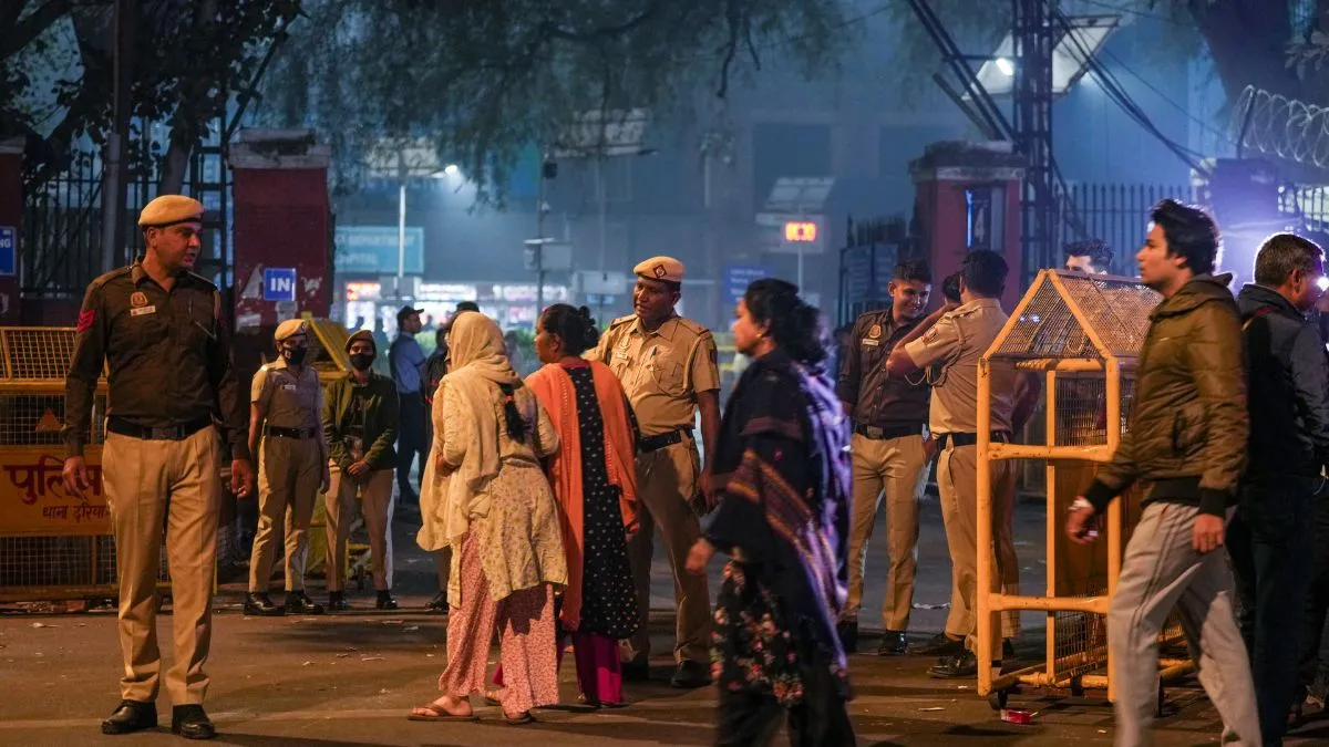 Panic grips near Delhi's Red Fort Metro Station following explosion ...