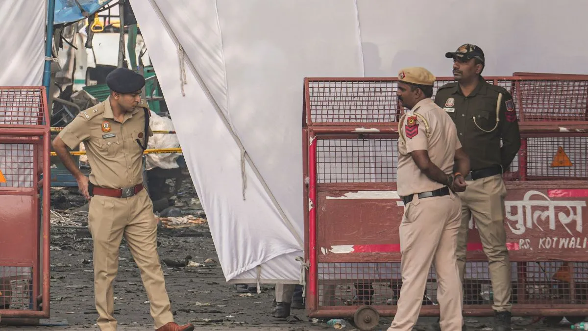 Delhi blast: Another car linked to Red Fort explosion? Cops searching ...