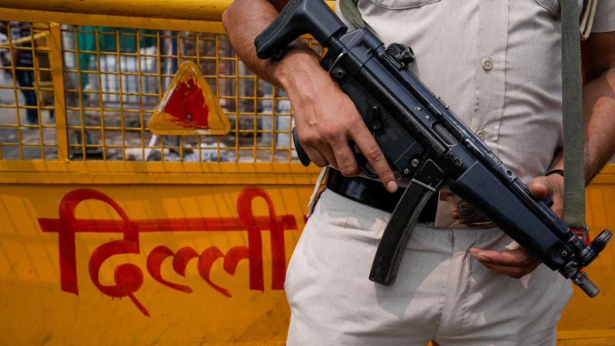 Denied Rs 20 to buy cigarette, Delhi man strangles wife to death, dies ...