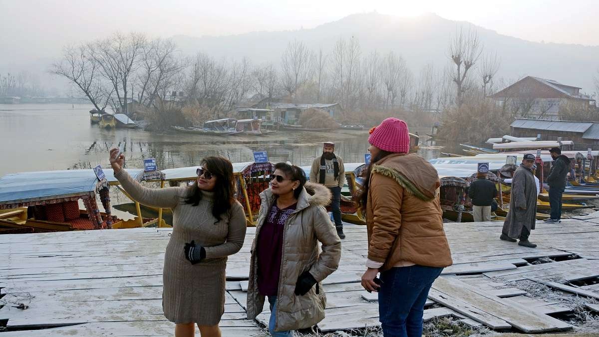 Kashmir braces for rain and snow as mercury dips below freezing point ...