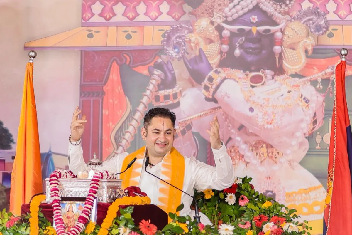 UP Police's guard of honour to kathavachak Pundrik Goswami sparks fury, DGP summons Bahraich SP ...