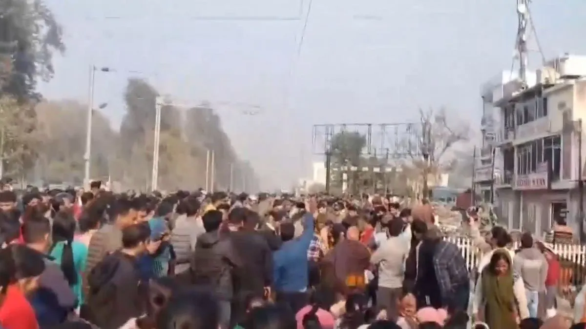 Rishikesh: Protesters block highway, pelt stone at police as ...