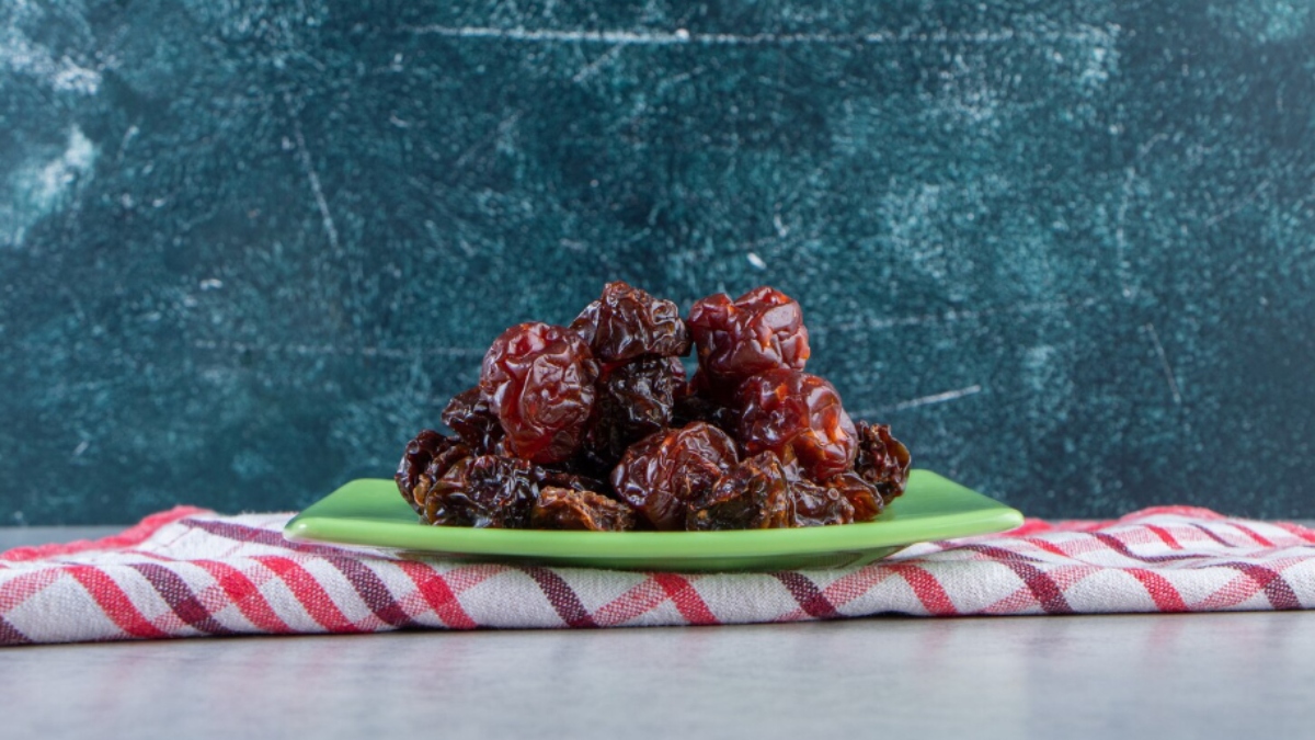 Eat 2 roasted dates at night in winter: Ayurvedic benefits you should ...