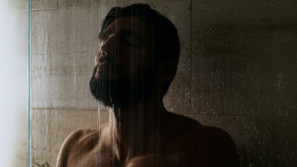 No lights, just water: Why some people are turning to dark showers to ...