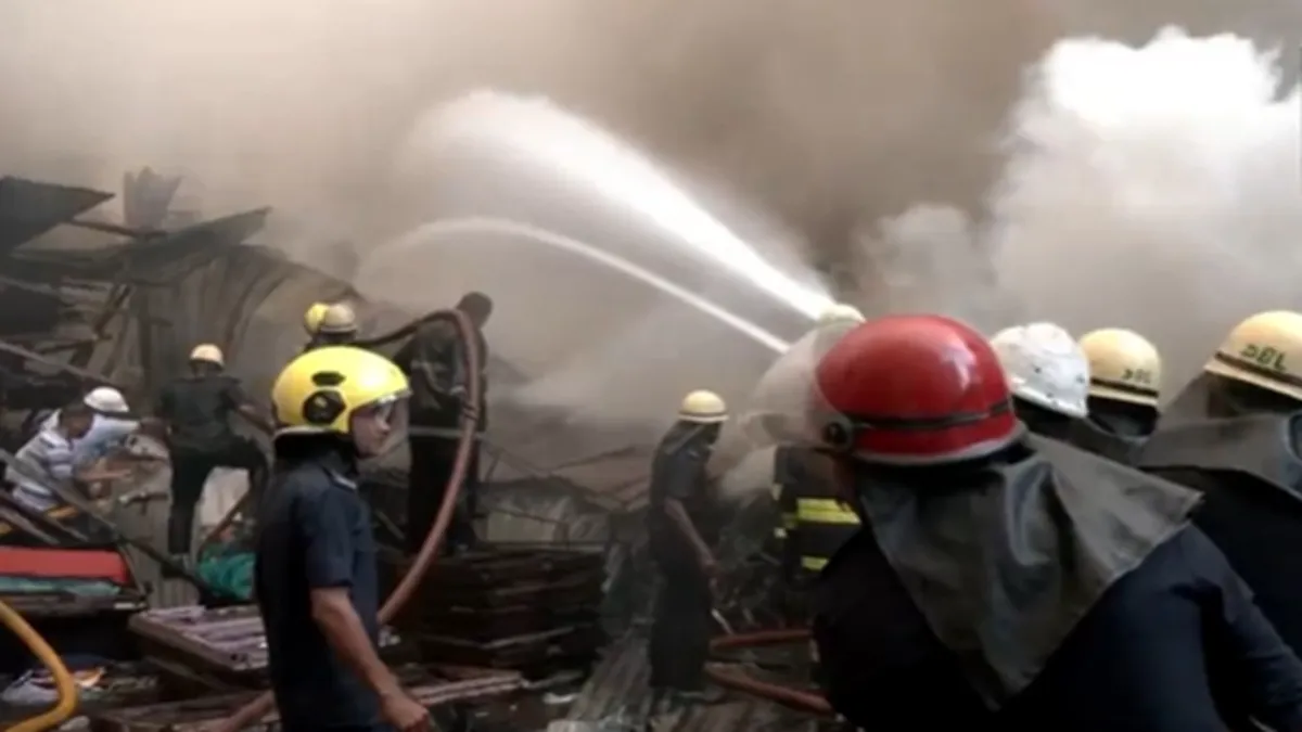 Gujarat: Massive fire breaks out at godown in Surat, over 50 ...