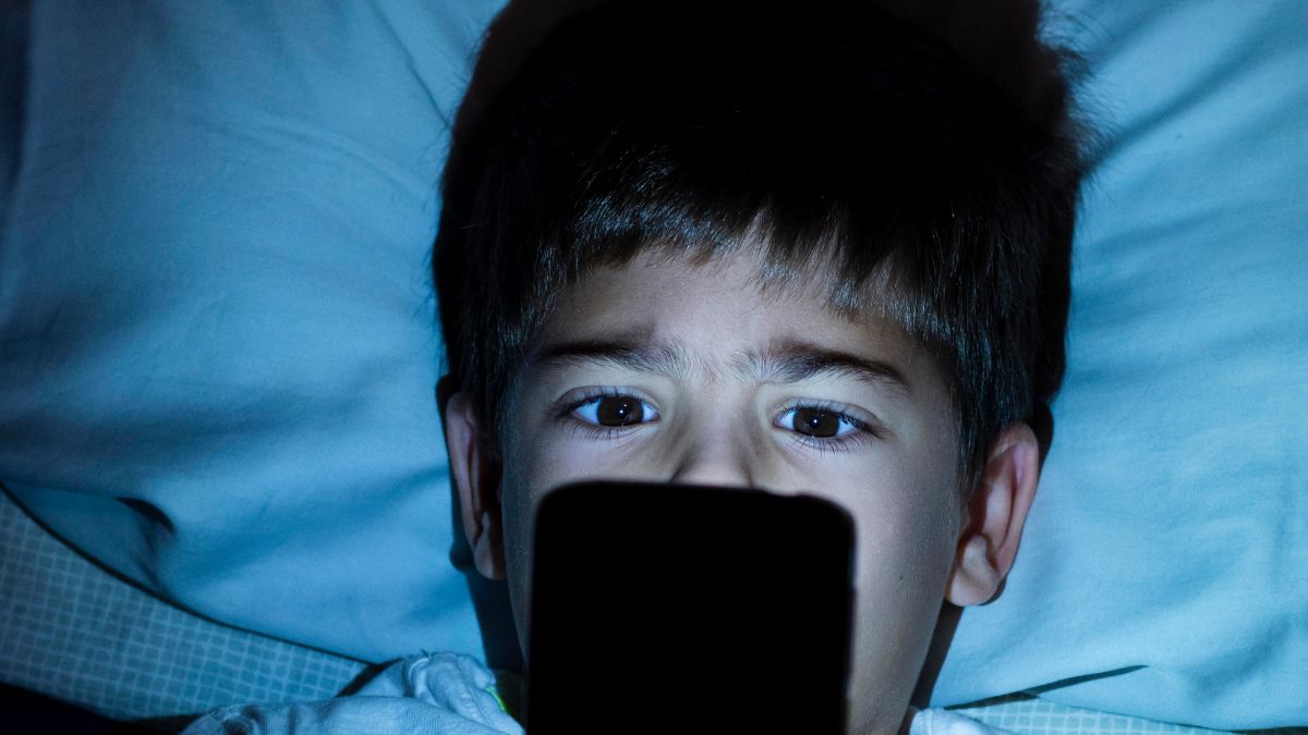 Using your phone before bed? Ophthalmologists warns how it affects your ...