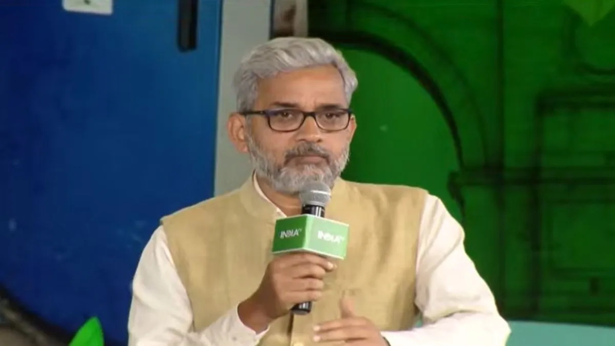 Delhi air pollution a 'health emergency'; public transport, EVs need to ...