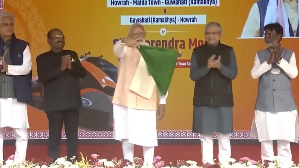 PM Modi flags off India's first Vande Bharat sleeper train in Malda ...