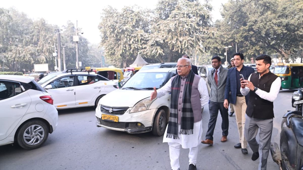 Union Minister Manohar Lal Khattar steps in to clear traffic congestion ...