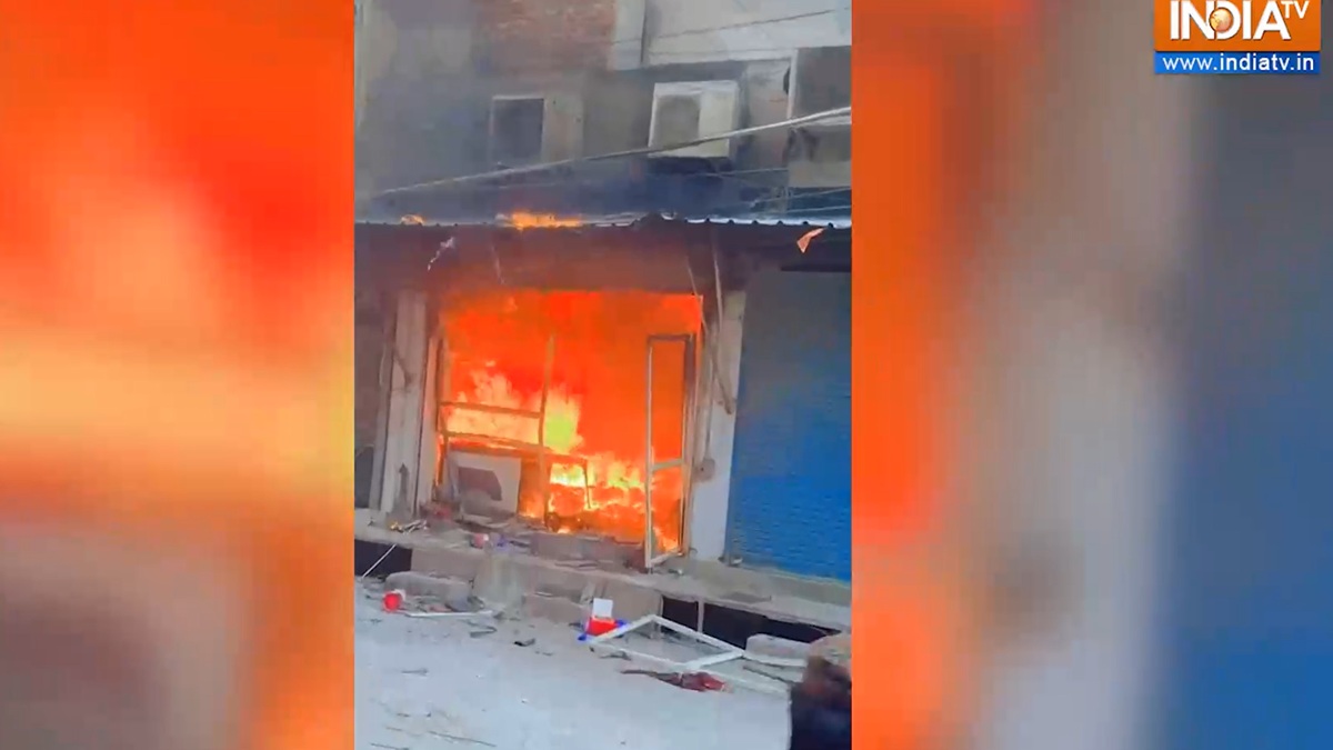 Delhi: Massive fire breaks out at four-storey clothing factory in ...