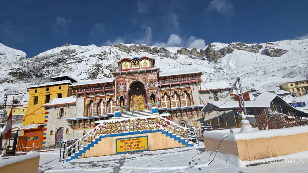 Snowfall drapes Badrinath Temple in white in Uttarakhand's Chamoli ...