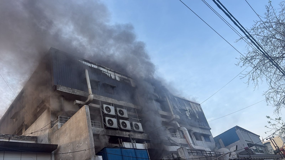 VIDEO: Massive fire breaks out at Noida factory near Harola's Sector 4 ...