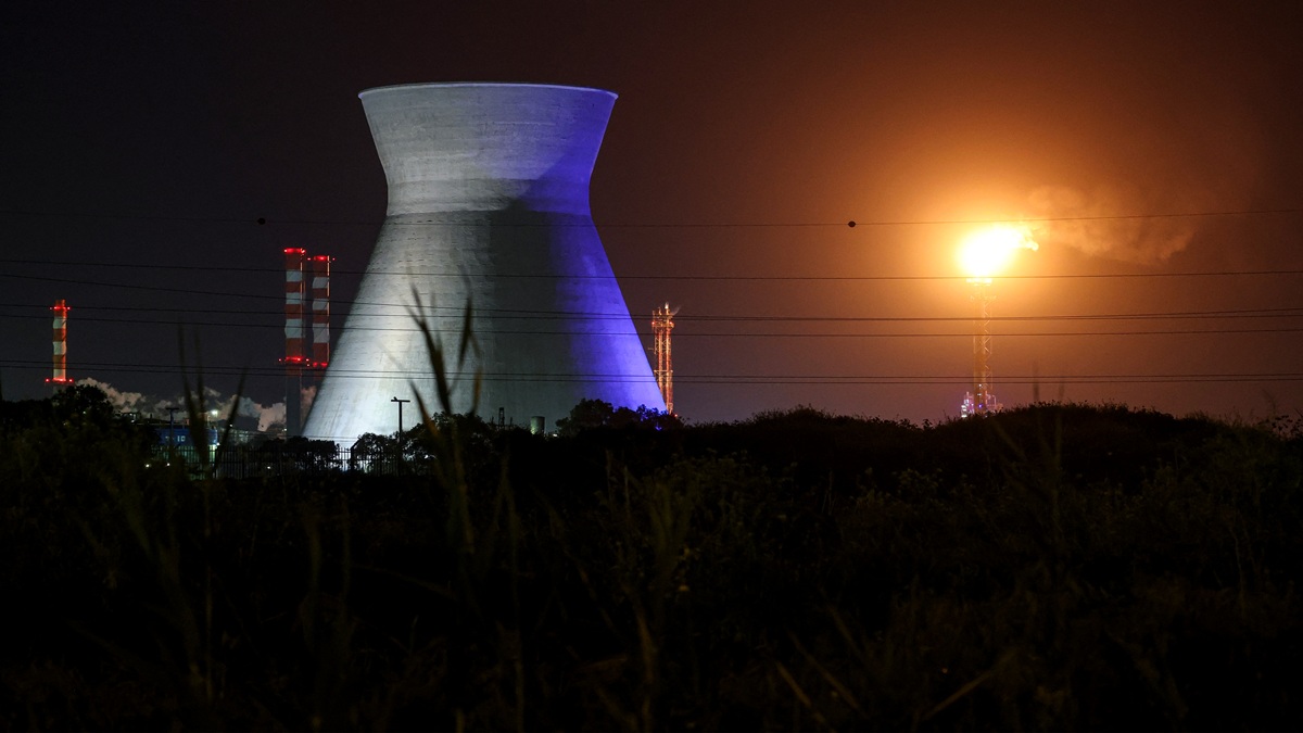 Iran missile strike hits Israel's Haifa oil refinery as thick smoke ...