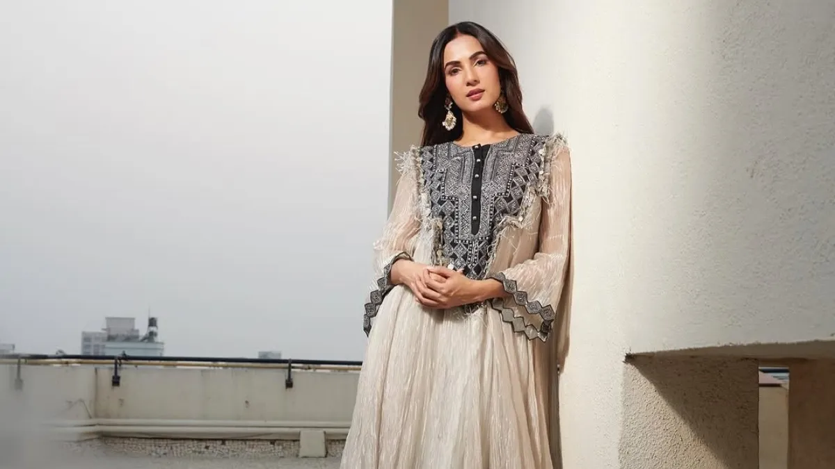 Actress Sonal Chauhan returns safely to India after being stuck in ...