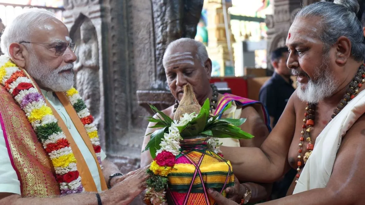 PM Narendra Modi offers prayers at Subramanya Swamy Temple in Madurai ...