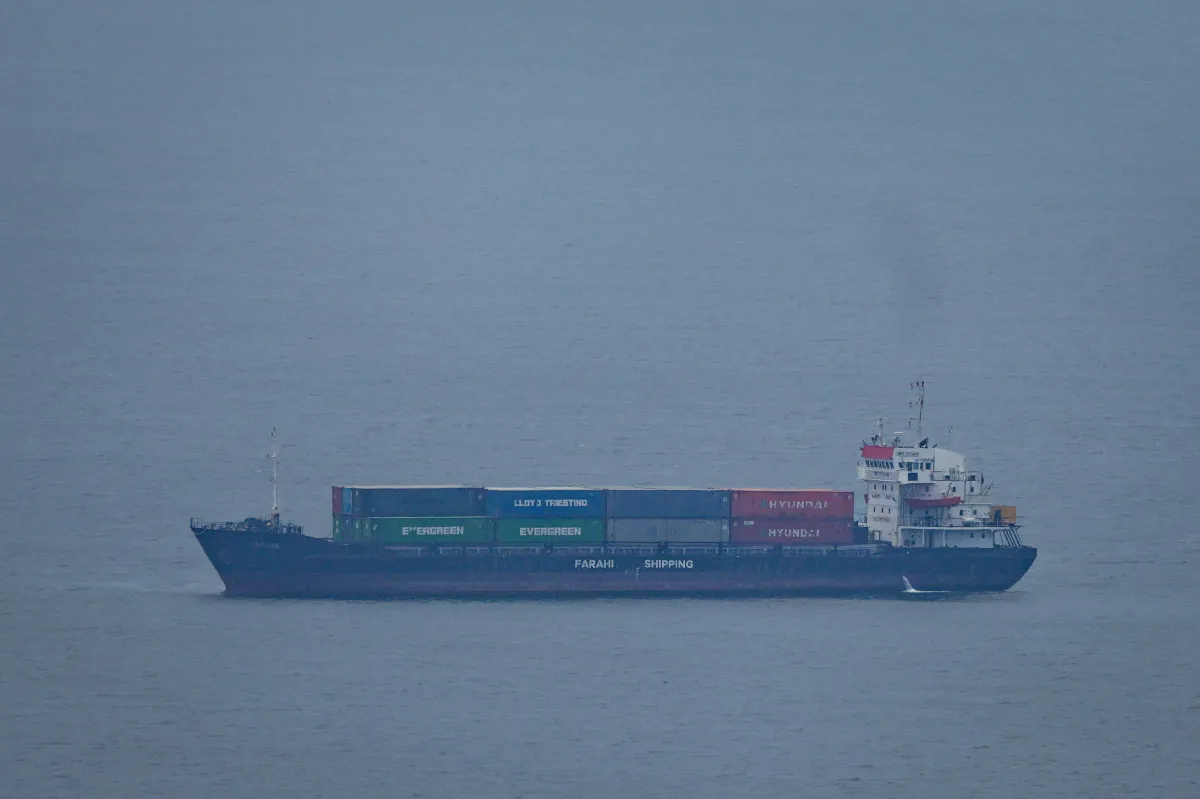 Iran says it would completely block Gulf trade if US does not lift ...