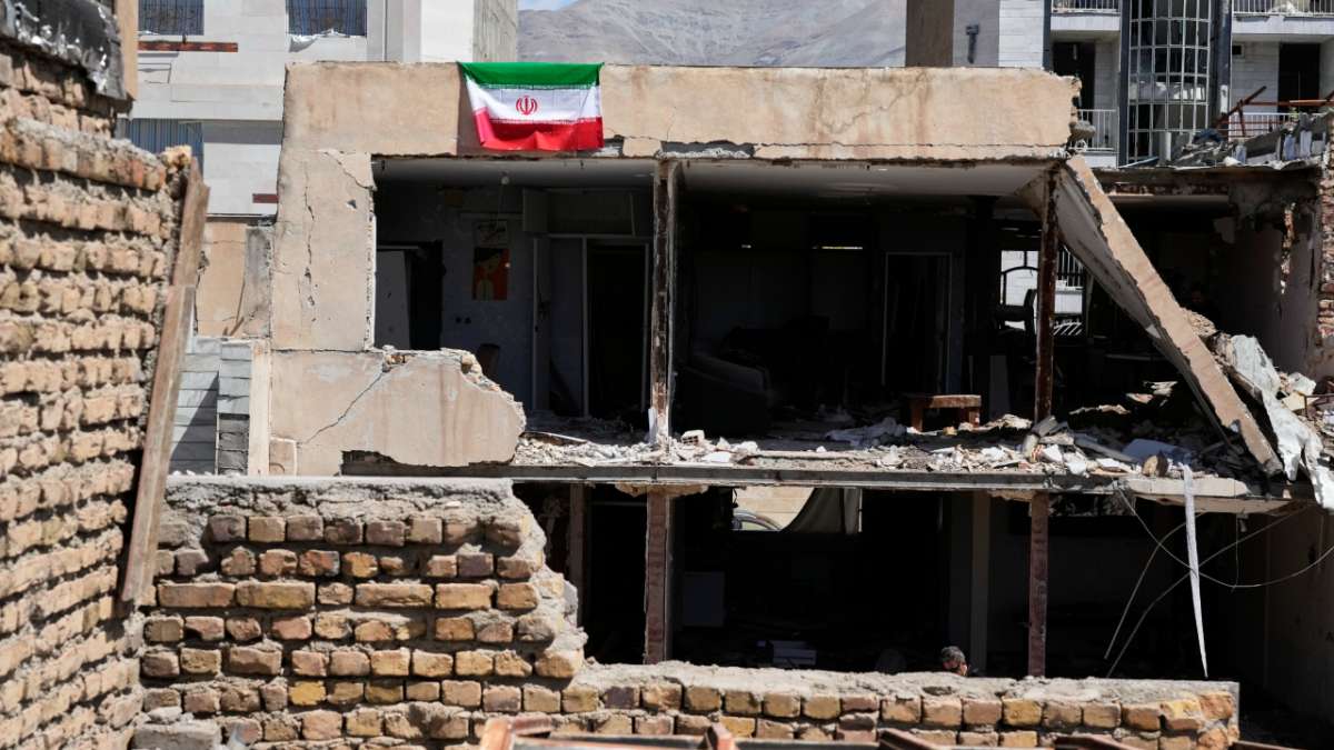 Iran War Updates: Search and rescue on for US pilots after fighter jet ...