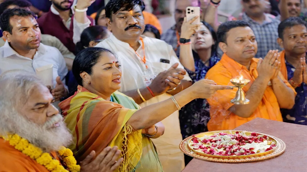 Delhi CM Rekha Gupta offers prayers at Hanuman Temple in Karol Bagh on ...