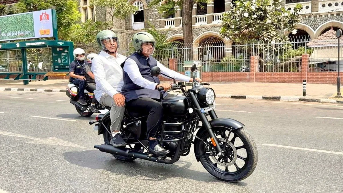 Maharashtra CM Fadnavis rides motorcycle to Vidhan Bhavan amid PM Modi ...