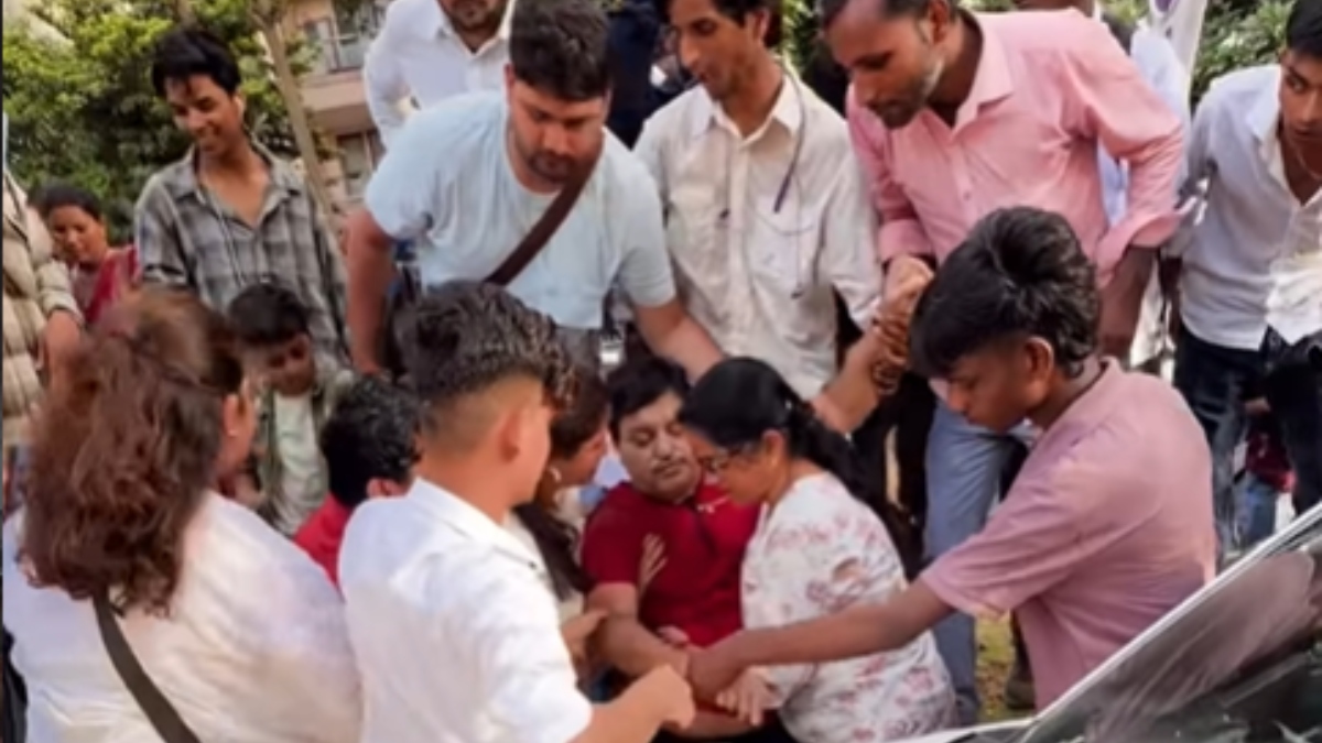 Amitabh Bachchan fan faints during Sunday meet outside Jalsa, viral ...
