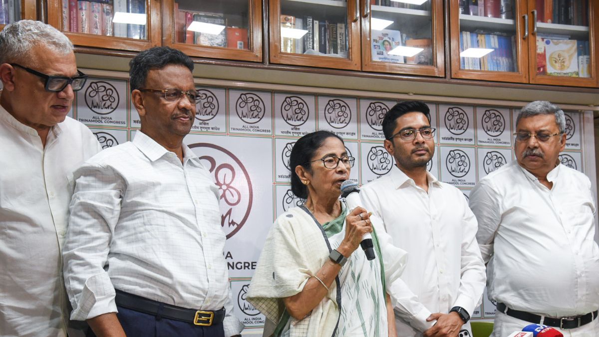 Trouble brewing in TMC? 60 of 80 MLAs skip meet at Mamata's Kalighat ...
