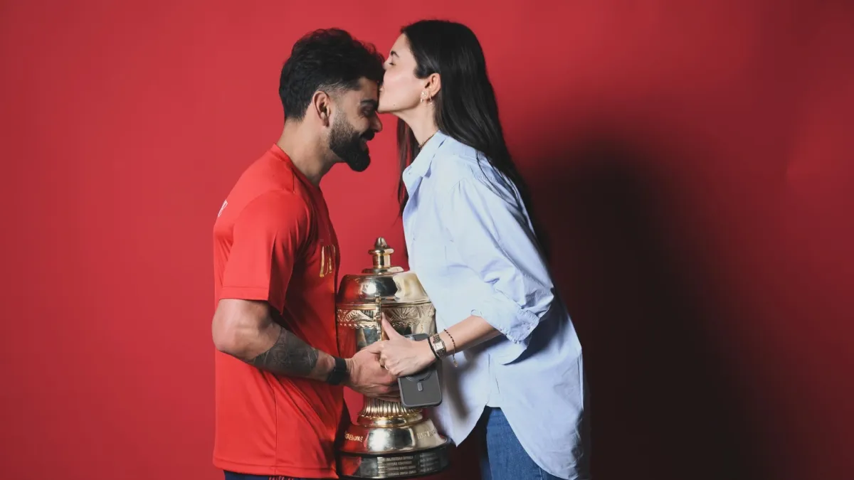 Anushka Sharma plants a kiss on Virat Kohli's forehead as RCB lift IPL ...