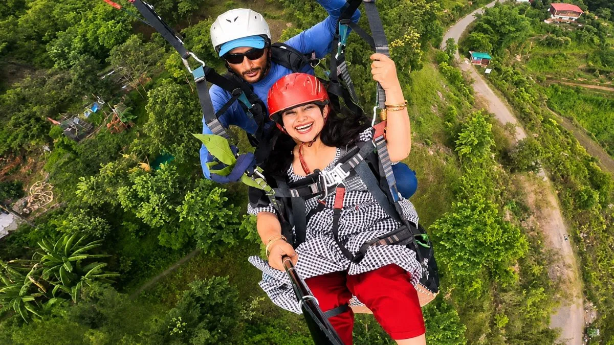 Paragliding pilot plucks leaves from treetops mid-flight to impress ...
