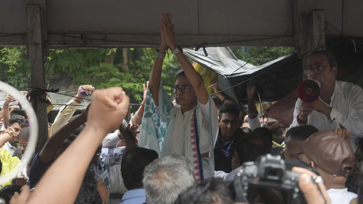 Mamata stages dharna in Kolkata to protest 'post-poll violence', says ...