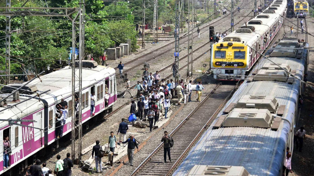 Mumbai Local Harbour Line services hit due to overhead wire snag near ...