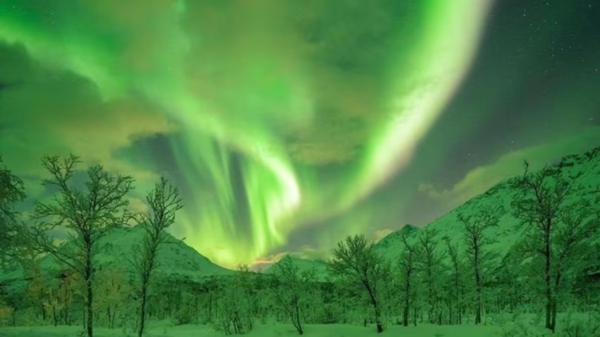 Massive Sun explosion set to hit Earth tomorrow; auroras may be visible ...