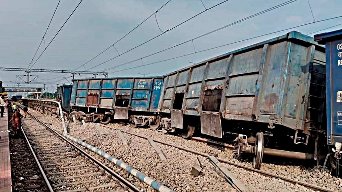 15 coal-laden wagons of a goods train derails in Jharkhand's Palamu ...