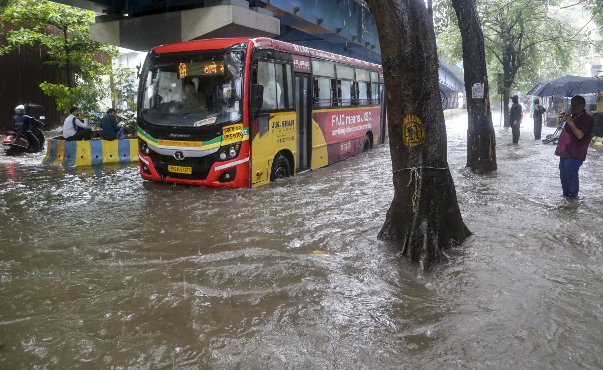 Mumbai Rains LIVE: Heavy rain continues on Sunday as IMD issues red ...