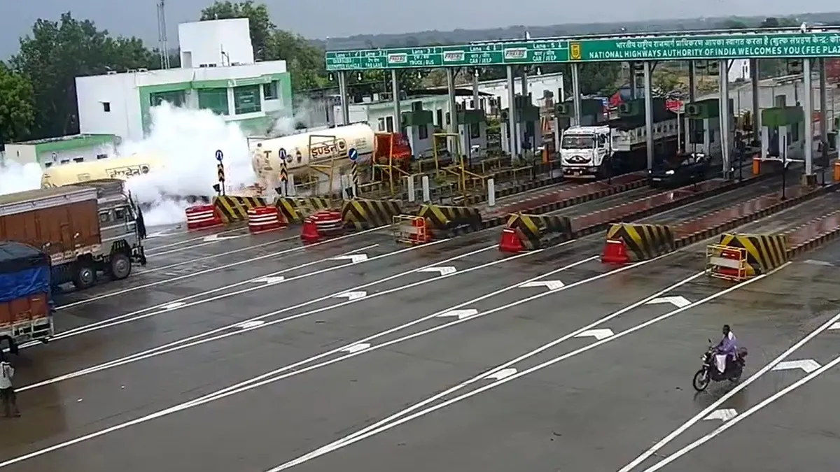 Watch | LPG tanker slams into divider at Kaushambi toll plaza ...