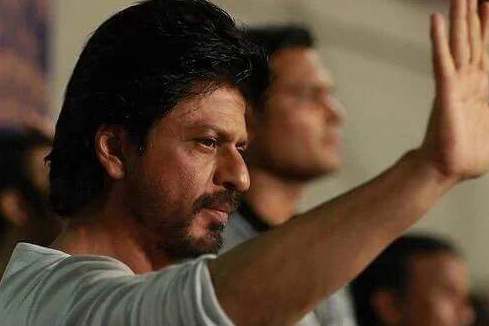 See Pics: AbRam playing with father Shah Rukh amidst match is too much ...