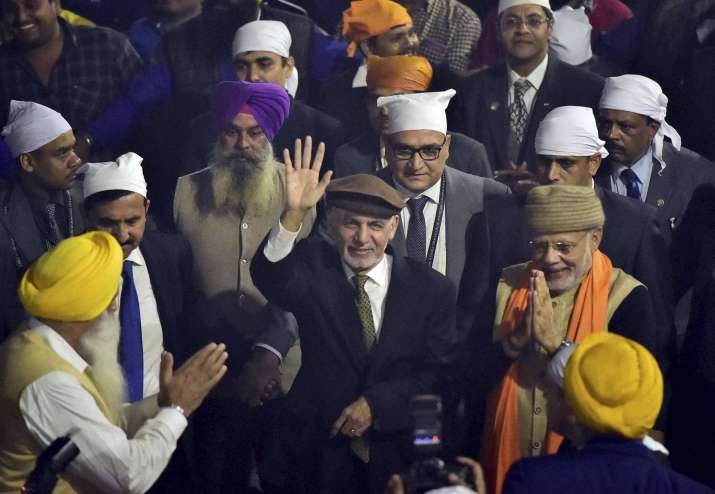 See pics: PM Modi seeks blessings by serving langar at Amritsar's ...